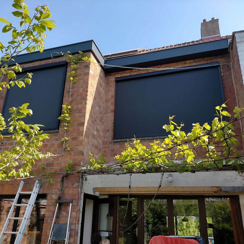 Screens aan buitenzijde ramen in kast : Renson Fixscreen montage 1, voorzet