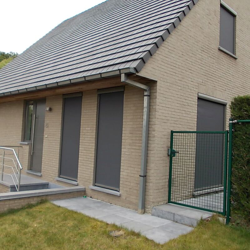 Screens aan buitenzijde ramen in kast : Renson Fixscreen montage 1, voorzet